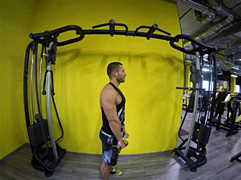 Подъем гантелей перед собой