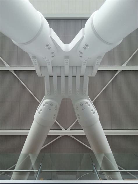 갈색 나무 벽에 흰색 금속 파이프 사진 Unsplash의 무료 회색 이미지