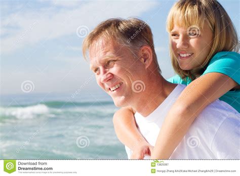 De Dochter Van De Vader Stock Afbeelding Image Of Knuffelen 13825087