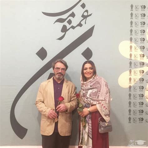 الهام پاوه نژاد گل به دست در کنار هنرمند مردمی معروف