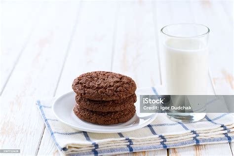 가벼운 부엌 탁자 위에 균열과 유리 우유를 곁들인 맛있는 초콜릿 브라우니 쿠키 선택적 초점 0명에 대한 스톡 사진 및 기타 이미지 Istock