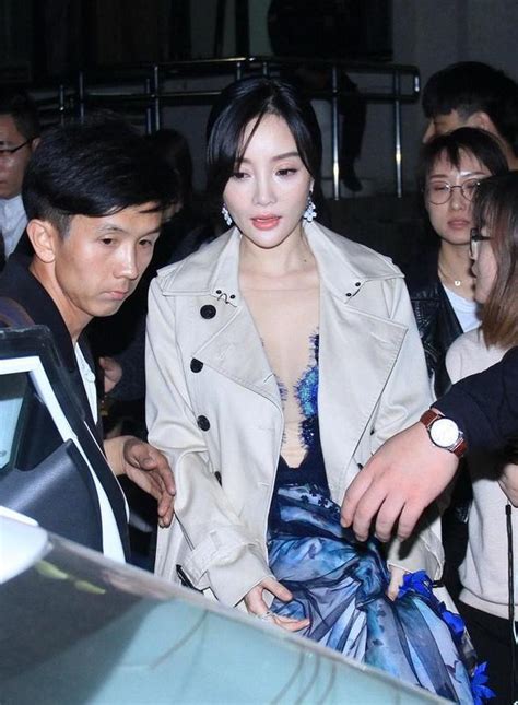 李小璐近照曝光，和賈乃亮逛街，素顏沒被認出顯尷尬 每日頭條