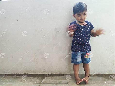 Linda Menina Indiana Em Pé E Fazendo Diferentes Atividades Como Sorrir