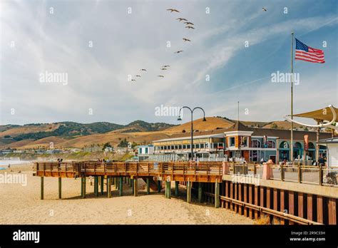 Pismo Beach California Usa June 3 2022 Wooden Boardwalk Along The Shore Wide Sandy Beach