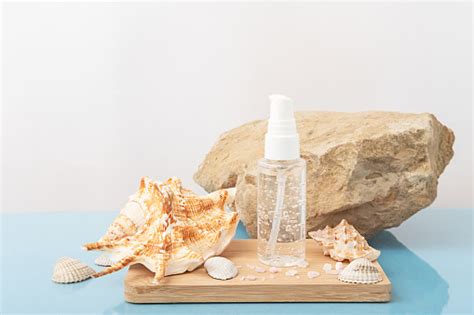 드롭퍼 다크 글래스 화장품 병 모의 분홍색 바다 소금과 파란색 배경에 조개 친환경 케어 유기농 제품 뷰티 트리트먼트 스파 컨셉 공간을 복사합니다 병에 대한 스톡 사진 및