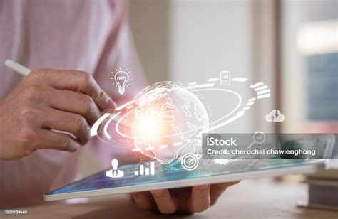 글로벌 네트워크 연결 개념입니다 빅 데이터 분석 및 비즈니스 인텔리전스 개념입니다 세계 지도의 점과 선 구성 개념은 글로벌 비즈니스입니다 디지털 링크 기술 공연에 대한 스톡