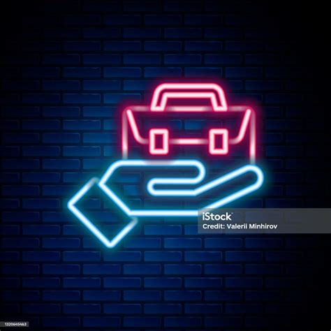 벽돌 벽 배경에 격리 된 서류 가방 아이콘을 들고 빛나는 네온 라인 손 보험 개념 보안 안전 보호 개념을 보호합니다 다채로운