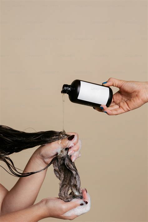 한 여성이 브러시로 머리를 빗고 있습니다 사진 Unsplash의 자기 관리 이미지