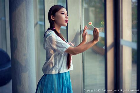 艾小青《人体泡沫浴 日系学生服泳池棒棒糖》 [秀人xiuren] No 866 写真集 微图坊