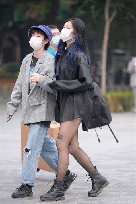 穿着黑色丝袜的女生，搭配高跟鞋还是平底鞋，其实也有讲究丝袜高跟鞋平底鞋新浪新闻