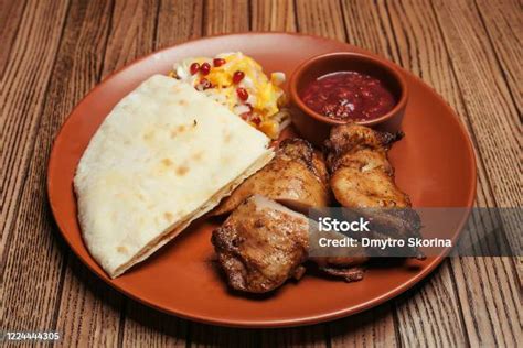 닭고기 꼬치에 샐러드와 소스를 곁들인 나무를 배경으로 한 요리 바베큐 치킨 건강한 음식 건강한 음식 플랫 레이 맨 위 보기 0명에 대한 스톡 사진 및 기타 이미지 Istock