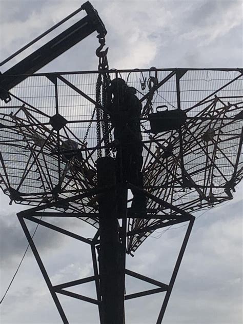 ნახეთ ბილი აილიშის 90 იანი წლებით შთაგონებული მუსიკალური კლიპი Lunch Billboard Georgia