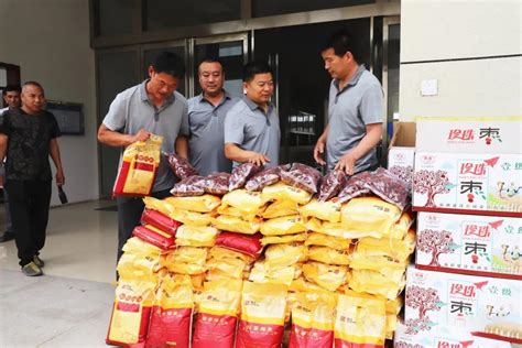 江苏工厂为员工发放端午福利工厂端午福利 晋志德