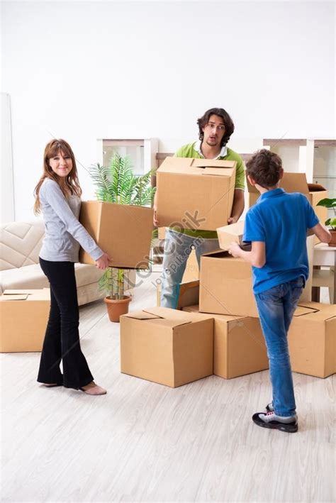 새 아파트로 이사하는 젊은 가족 사진 사진 무료 다운로드 Lovepik
