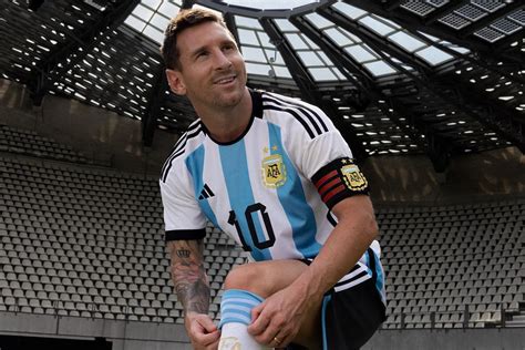 무려 300만 원 리오넬 메시가 카타르 월드컵에서 착용한 축구화의 가격이 급등했다