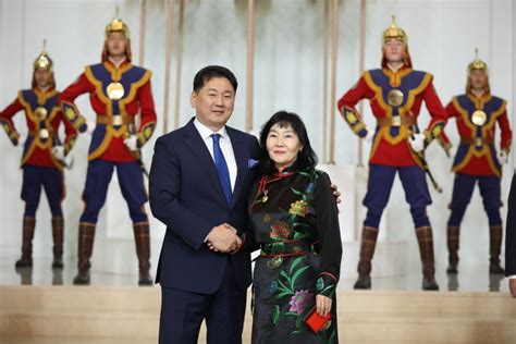 Эрхэлсэн салбартаа амжилт гаргасан хүмүүст төрийн дээд шагнал одон медаль гардууллаа