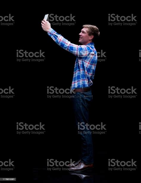 전체 길이측면 보기프로필 보기1 명 만2029세 성인 잘생긴 사람 코카서스 남성젊은 남성 사진 웃고 있는 검은 배경 앞에 서 있는 사진행복쾌활 한웃음시원한 태도 20 29