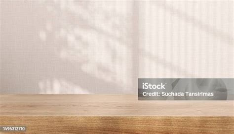 부드러운 햇빛에 빈 갈색 나무 카운터 테이블 베이지색 크림 패브릭 질감 벽지 벽에 잎 그림자 탁자에 대한 스톡 사진 및 기타 이미지 Istock