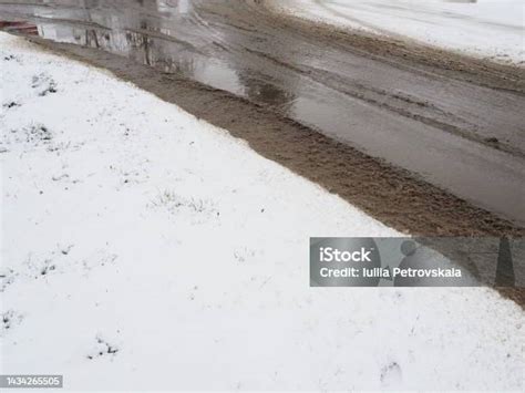 로터리에서 포크 또는 사이딩 도로 의 측면에 눈이 표류 악천후 아스팔트에 눈 어려운 운전 및 교통 상황 도로에 겨울 슬러시 자동차의 제동 거리 가리기에 대한 스톡 사진 및
