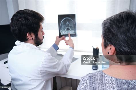 Dokter Muda Memeriksa Rontgen Tengkorak Sinus Dengan Pasien Wanita