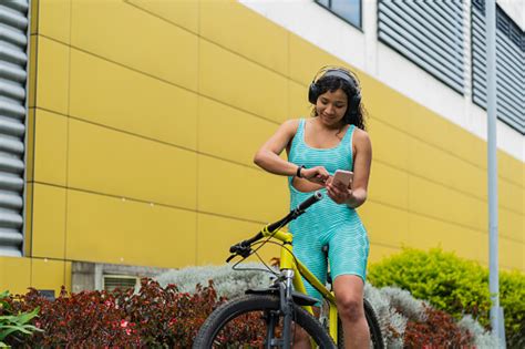 여자는 휴대 전화와 디지털 시계를 사용하여 활동 수준을 읽습니다 20 29세에 대한 스톡 사진 및 기타 이미지 20 29세 가을 건강한 생활방식 Istock