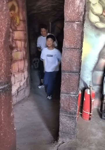 本想抓拍儿子害怕表情，不料出鬼屋第一句话：妈妈里面的鬼还没你吓人梁女士视频网友