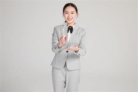 트로피를 들고 비즈니스 우먼 사진 무료 다운로드 Lovepik