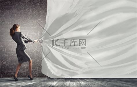 拉扯白色空白的横幅的年轻俏丽的女实业家高清摄影大图 千库网
