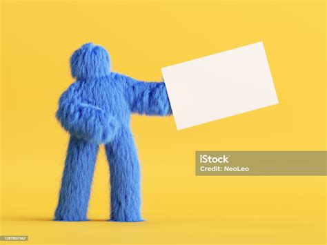 3d 렌더링 파란색 털이 만화 캐릭터 재미있는 모피 장난감은 노란색 배경에 고립 된 흰색 카드 모형을 보유하고 있습니다 모피에 대한 스톡 사진 및 기타 이미지 Istock