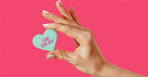 당신의 Ok라는 단어가 적힌 하트 모양의 쿠키를 들고 있는 여자의 손 사진 Unsplash의 너의 괜찮아 이미지