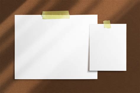 빈 사진 카드 노란색 접착 테이프로 붙어 폴라로이드 프레임과 기하학적 그림자 오버레이와 갈색 책상에 무드 보드 구성 템플릿 0