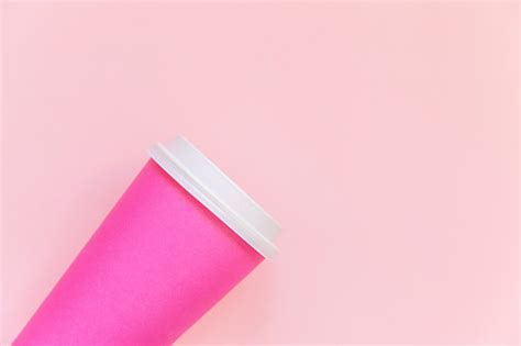 핑크 파스텔 컬러풀한 트렌디한 배경에 심플리 플랫 레이 디자인 핑크 페이퍼 커피 컵 개념에 대한 스톡 사진 및 기타 이미지