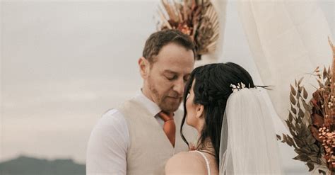 결혼 경치가 좋은 껴안다 꽃 남자 낭만적인 단란함 드레스 로맨스 모래 바다 베일 부드러운 빛 부케 사랑 사랑 이야기 서원 손을 흔들다 신랑