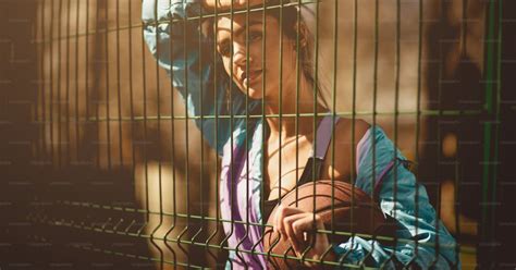 주말은 스포츠를 위해 예약되어 있습니다 공을 들고 있는 여자의 초상화 사진 Unsplash의 세르비아 이미지