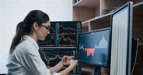 화려한 갈색 머리 인덱스 차트에 여러 컴퓨터 화면이 있는 사무실에서 온라인으로 일하는 여성 사진 Unsplash의 우크라이나 이미지