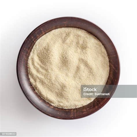 클리핑 경로와 흰색 배경에 고립 된 세레믹 그릇에 세몰리나 밀가루 0명에 대한 스톡 사진 및 기타 이미지 0명 가루로 빻은 건조 식품 Istock