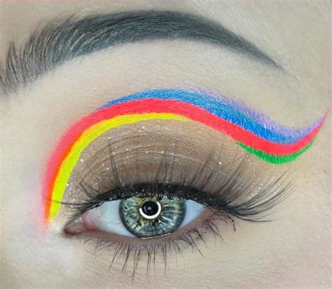 Pride Makeup आंखों को अट्रैक्टिव लुक देने के लिए ट्राई करें ये मेकअप