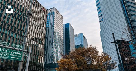 낮에는 회색 콘크리트 건물 사진 Unsplash의 무료 사무실 이미지