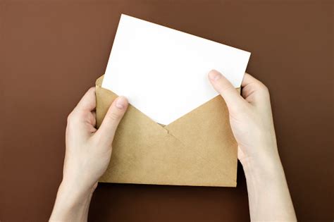 봉투와 흰색 빈 편지 모형에 여성 손 상단 보기 복사 공간 통신 정보 게시물 메일 개념 웹 소셜 미디어 배너 템플릿 스톡 사진 봉투에 대한 스톡 사진 및 기타 이미지