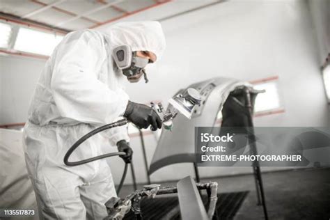 워크샵에서 베이스 코트 페인트 사고에 손상 자동차 범퍼를 폭파 전문 자동차 화가 스프레이 도장에 대한 스톡 사진 및 기타 이미지 스프레이 도장 옻칠한 가스 압축기