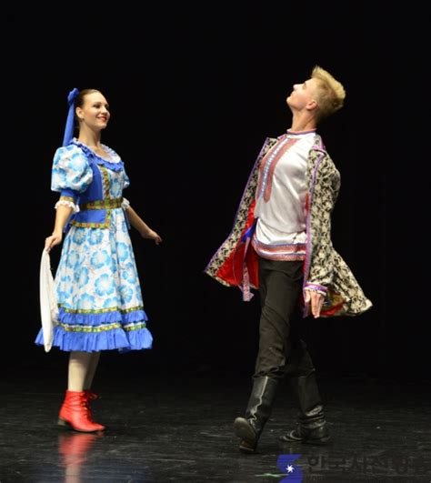 러시아 하바로프스크 고랭키 무용단의 전통민속무용 우아하고 아름다워