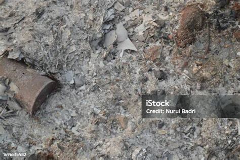 Residu Dari Pembakaran Sampah Organik Seperti Kayu Ranting Dan Daun
