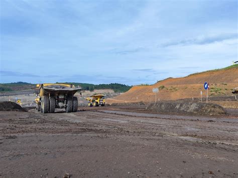Premium Photo Work Of Trucks And The Excavator In An Open Pit On Gold Mining