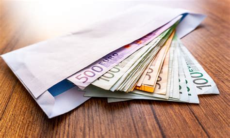 흰색 봉투에 유로 지폐 테이블에 돈 지폐와 봉투를 엽니 다 유로 돈 지폐와 흰색 봉투 유로 현금의 전체 봉투에 클로즈업 국제 통화 통화 가격에 대한 스톡 사진 및 기타