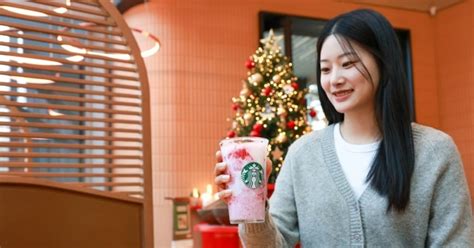 한 달만에 150만잔 팔린 ‘이 음료…스타벅스 딸기라떼 인기