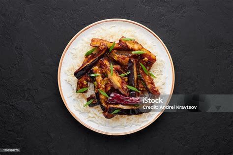 사천 가지 는 어두운 슬레이트 배경에 검은 그릇에 볶는다 가지 볶음 요리는 튀긴 가지 고추 후추 다른 소스와 중국 요리 요리입니다 공간을 복사합니다 맨 위 보기 0명에 대한