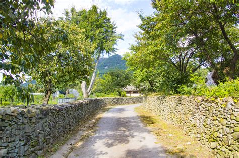 유토이미지 한국의 전통 민속 마을 돌담길 풍경