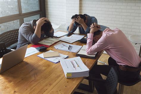 실업가 마감 사무실을 누락 하는 새로운 프로젝트와 함께 열심히 노력 하 고 스트레스에서 시도 비즈니스 및 금융 사무실 작업의 개념 폭력에 대한 스톡 사진 및 기타 이미지