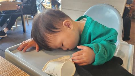 고기vs졸음 식당에서 고기 먹다가 잠든 9개월아기😂 Youtube