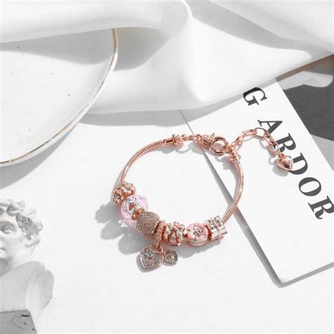 Yisha Jewelry ล็อคศูนย์กลาง สร้อยข้อมือลูกปัดแก้วมงกุฎ รูปหัวใจ สีชมพู